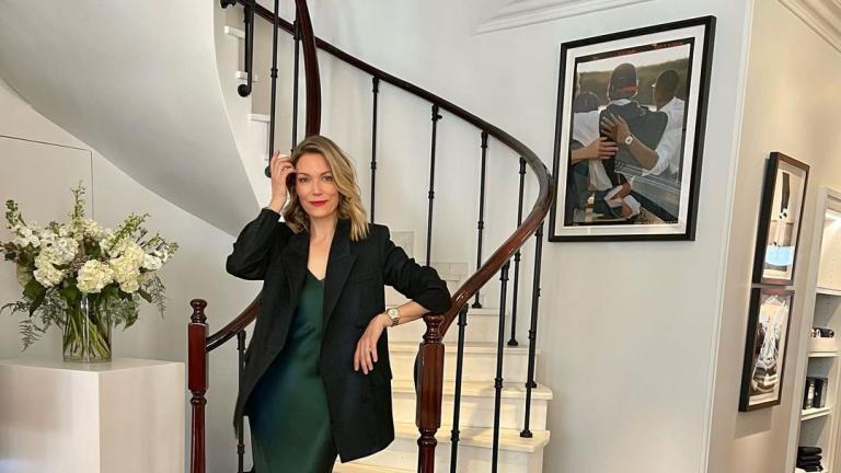 Η Βίκυ Καγιά με slip dress και ankle boots -To super chic look της | BOVARY